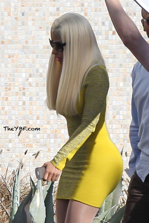 Nicki Minaj Puts Her Cake On Display For Idol Rehearsals The Young